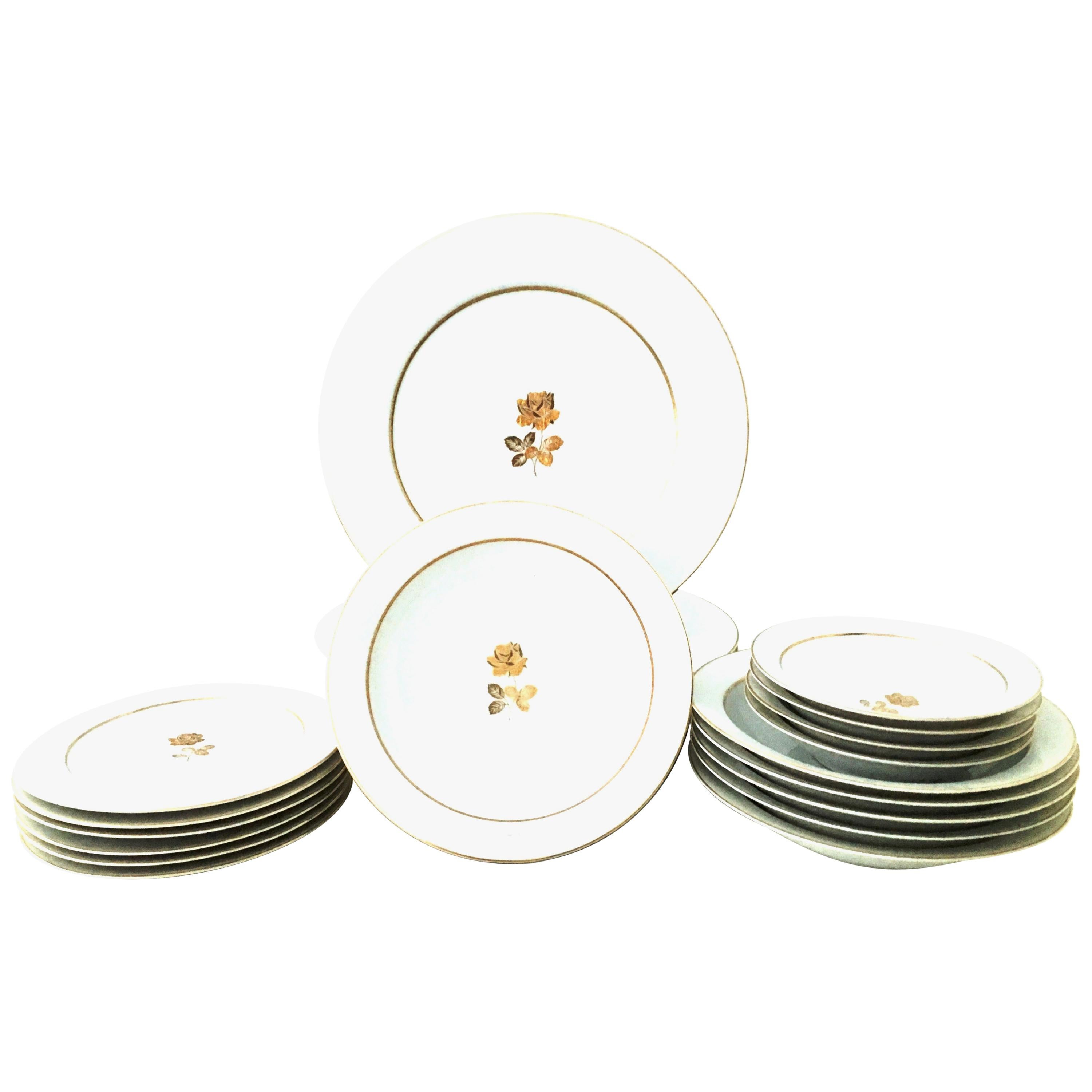 20th Century Japanese Porcelain and 22-Karat Gold Dinnerware Set of 22 ...