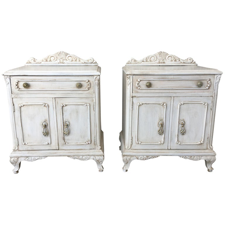 20th Century Neoclassical Pair of Nightstands with Crests in White ...