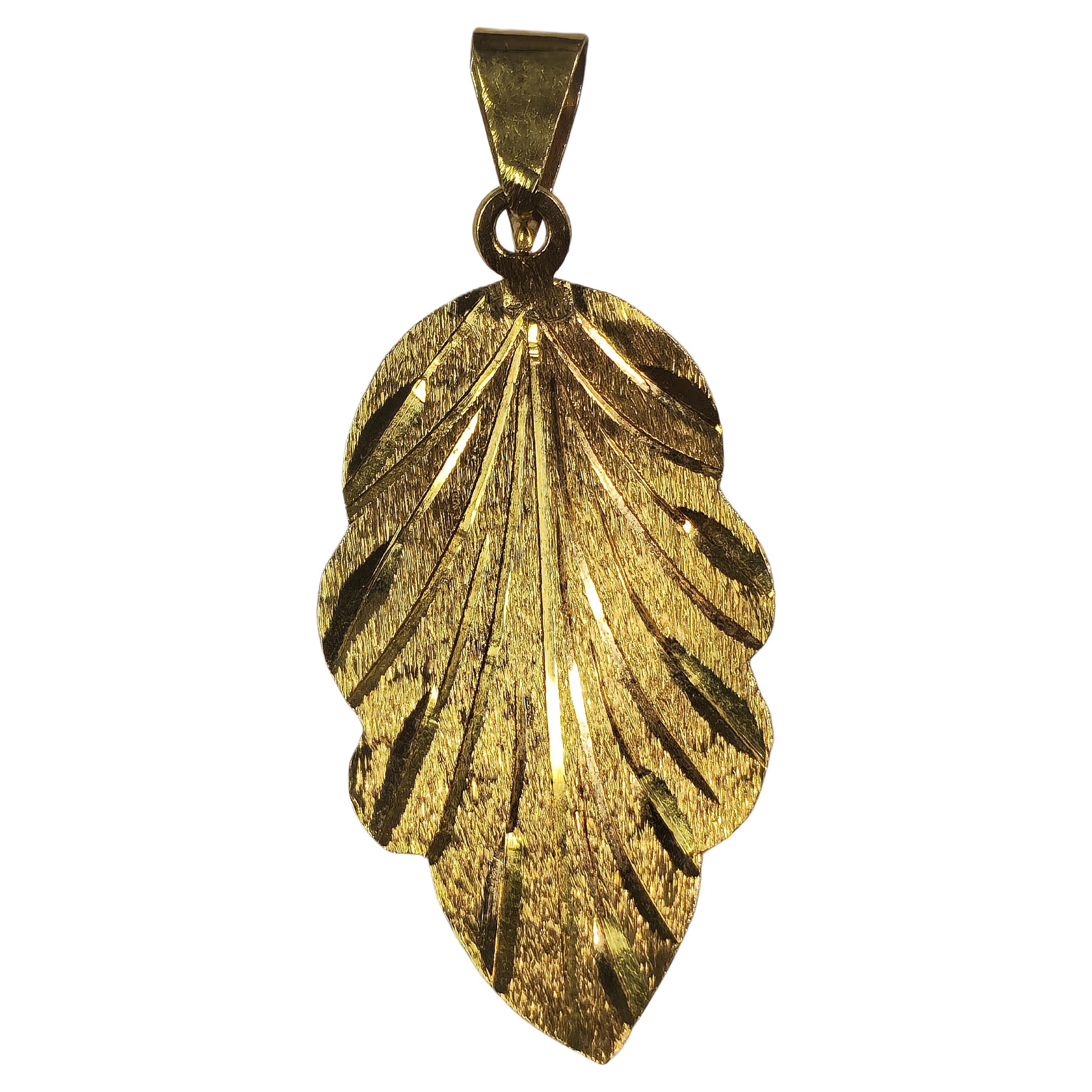21k Yellow Gold Leaf Motif Pendant For Sale at 1stDibs