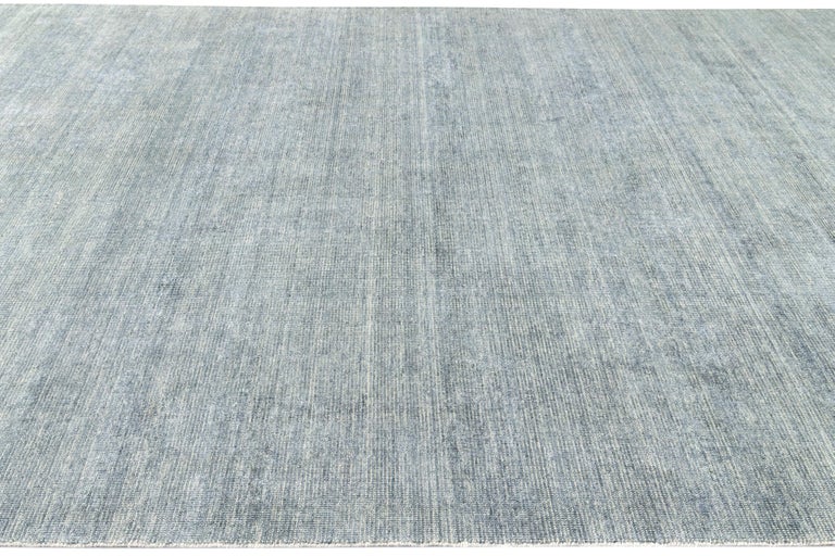 Apadana Moderner Boho-Blauer handgefertigter Teppich aus Bambus/Seide ...