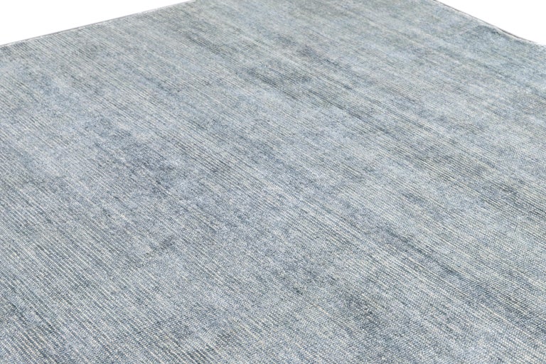 Apadana Moderner Boho-Blauer handgefertigter Teppich aus Bambus/Seide ...