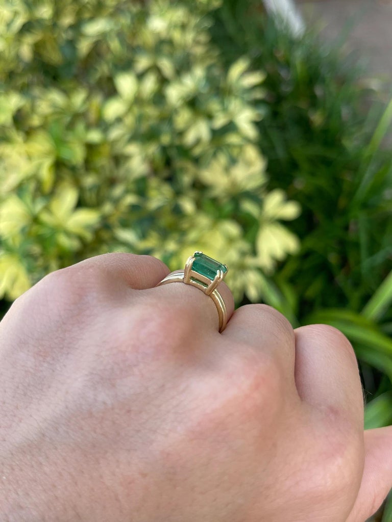 2.68 Carat Natural Emerald Medium Green Double Split Shank Ring Gold 18K For Sale at 1stDibs