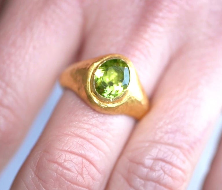 2.70 ct Oval Bright Green Peridot Signet Ring with 24kt Gold and Silver ...