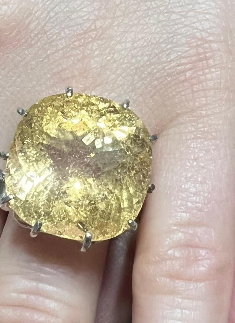 Pierre précieuse en béryl doré de 28 carats sertie dans une bague en ...