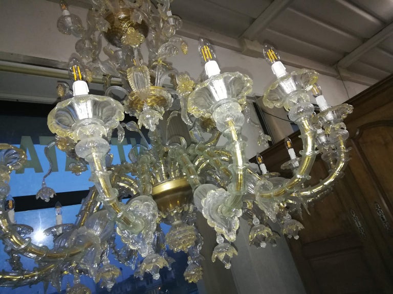 28 Lights Venetian Glass Blown Chandelier For Sale at 1stdibs
