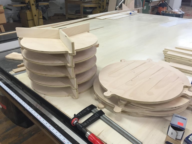 3 Legged Round Side Table, Pizza Saver For Sale at 1stDibs