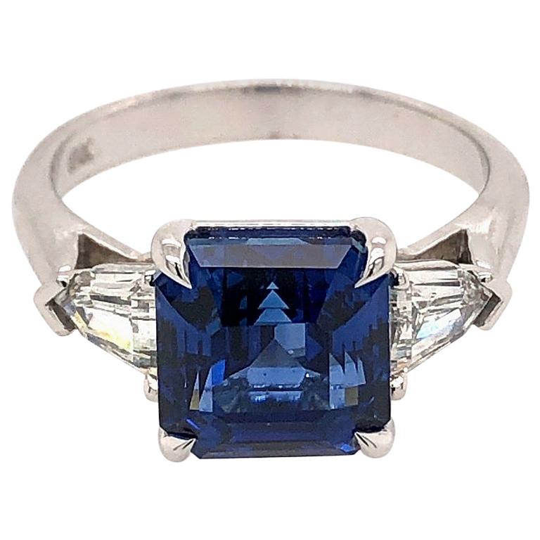 3-Stone Blue Sapphire Ring with White Bullet Diamonds For Sale at 1stDibs