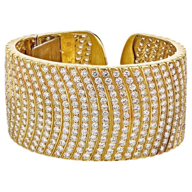32 Carats 18K Yellow Gold Exceptional Diamond Cuff Bracelet For Sale at ...