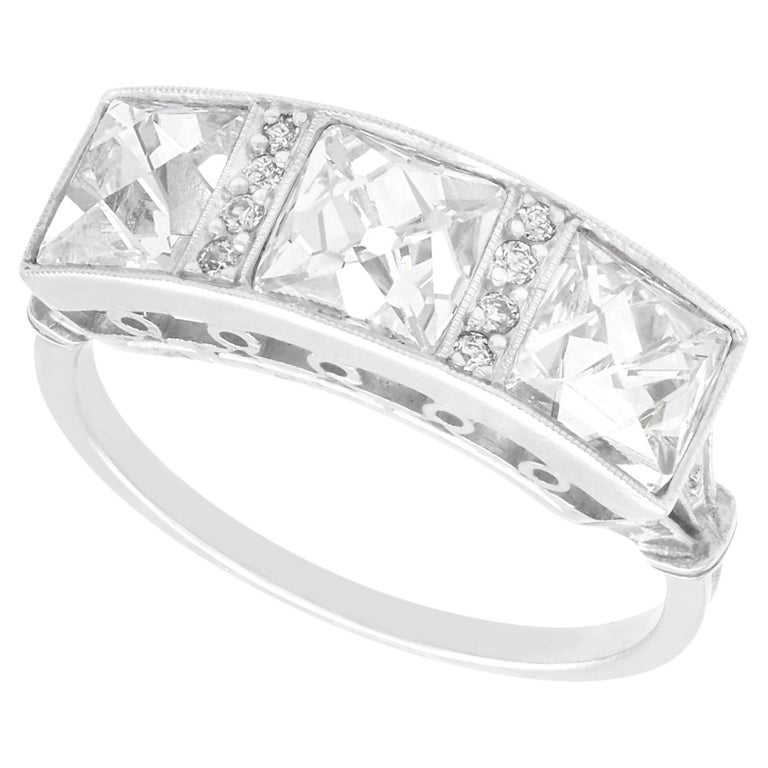 Bague trilogie en platine et diamants de 3,27 carats - En vente sur 1stDibs