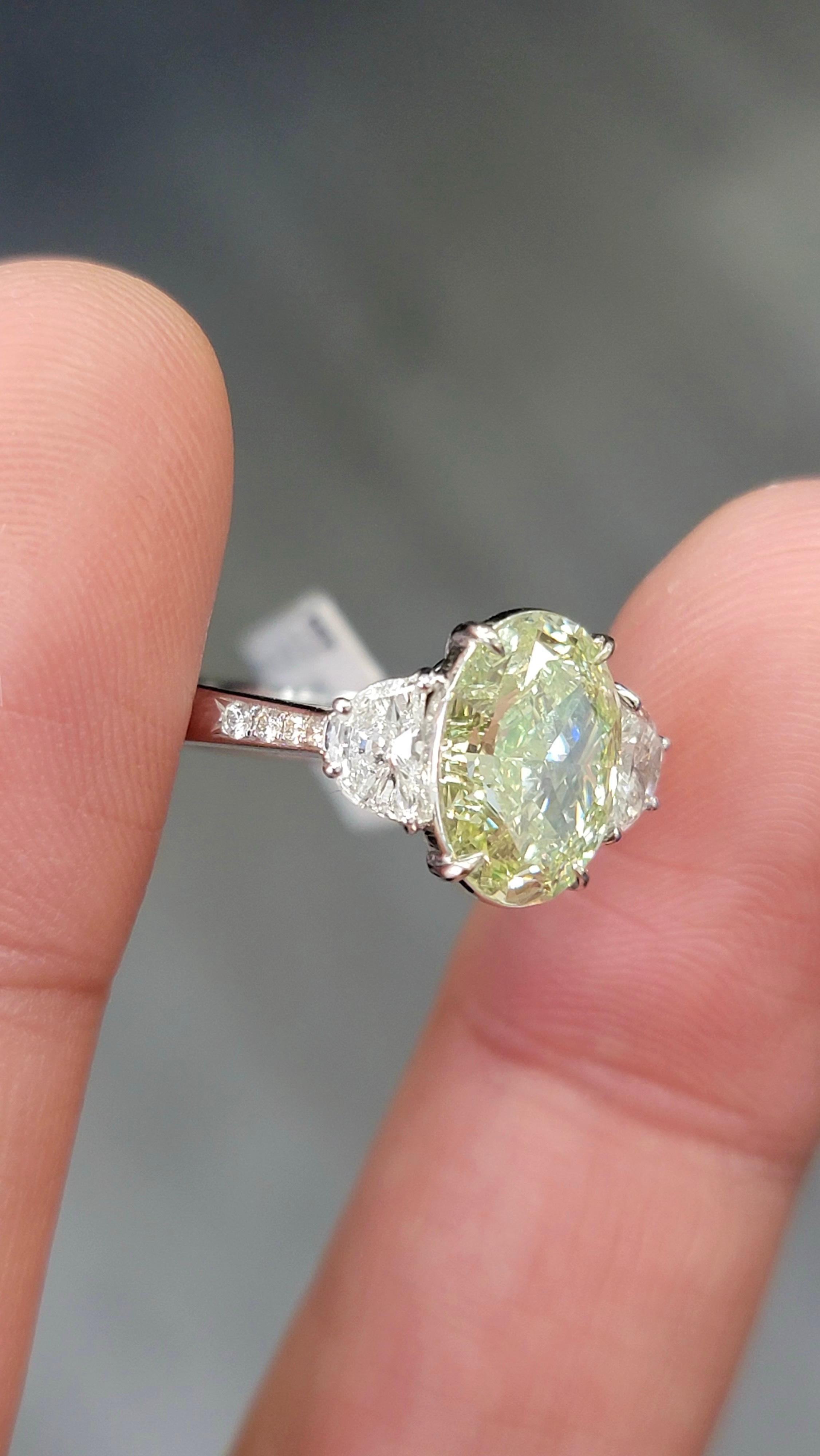 3.55ct Oval Green Diamond VVS2 GIA Ring For Sale at 1stDibs
