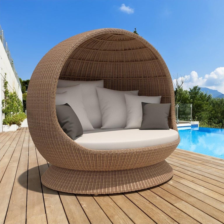 360° Rotating Scoop Daybed In Woven Wicker For Sale at 1stDibs