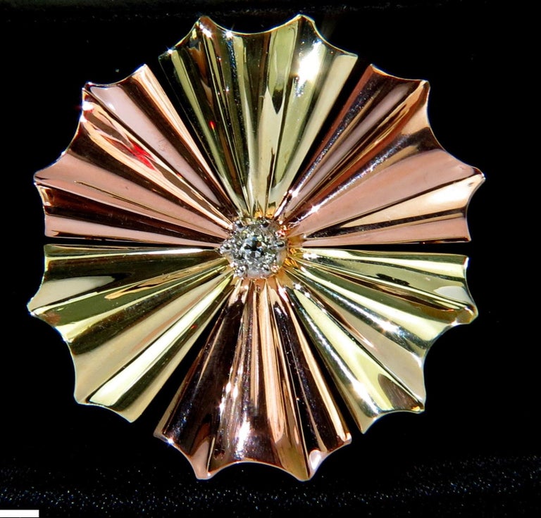 3D 14 Karat .30 Carat Diamond 1970s Sunburst Brooch Pin For Sale at 1stDibs