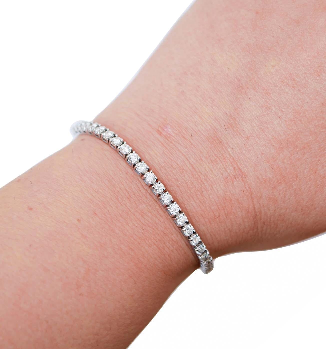 4.74 Carats Diamonds, 14 Karat White Gold Tennis Bracelet. For Sale at 1stDibs