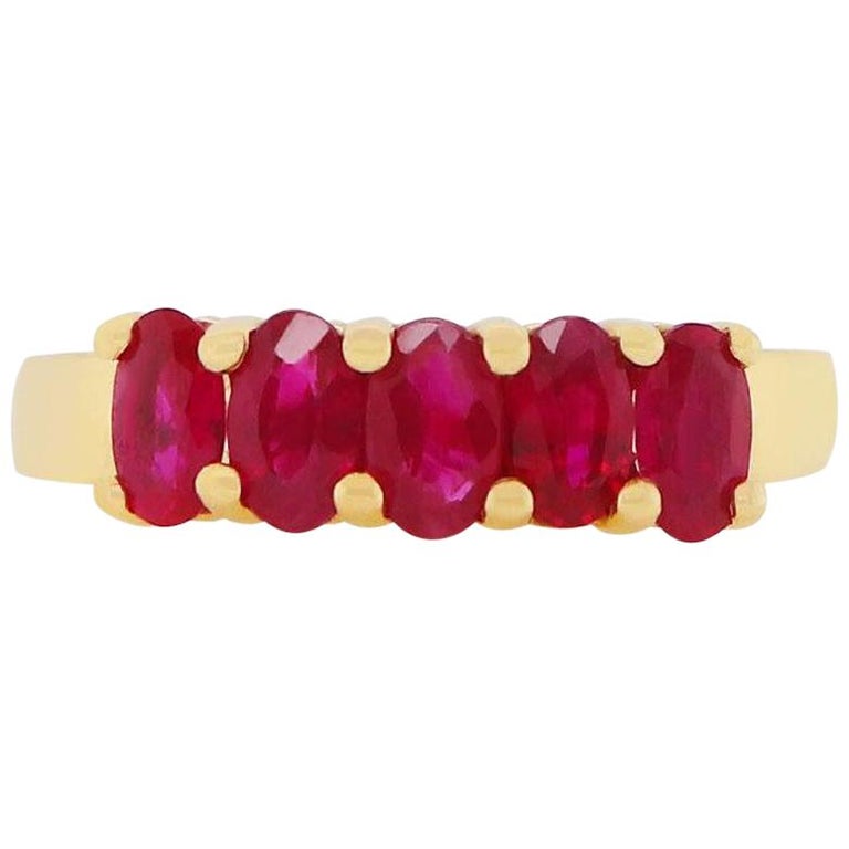 5-Stein Ovaler Rubin 14 Karat Gelbgold Mode Ring im Angebot bei 1stDibs