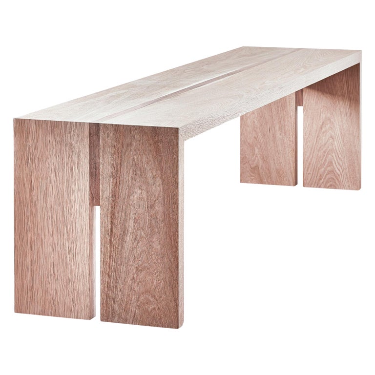 Banc James 54", chêne massif et noyer par Lynnea Jean En vente sur 1stDibs