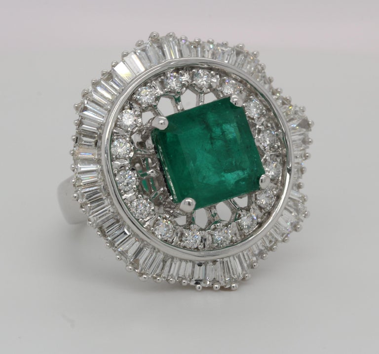 5.61 Carat Emerald and Diamond Ring in 18 Karat Gold For Sale at 1stDibs