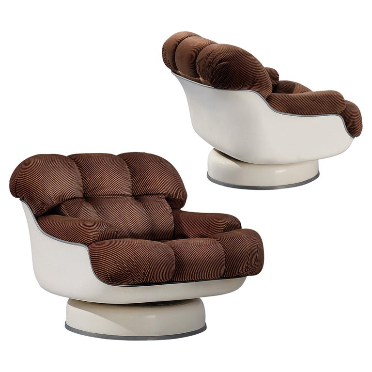 Italienisches Paar Loungesessel aus Fiberglas mit brauner Polsterung ...
