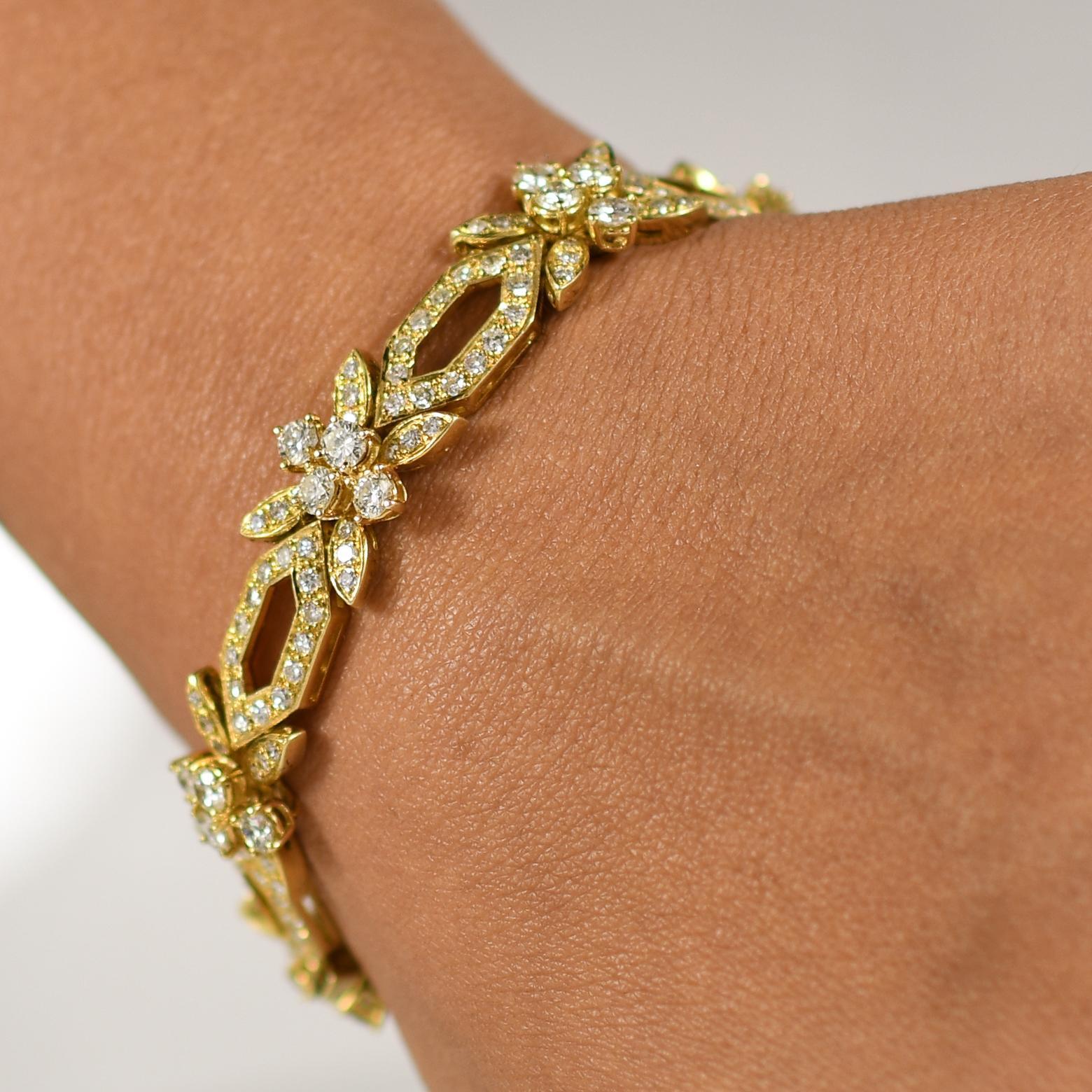 7.85ctw Diamond Link Bracelet in 18 Karat Gold For Sale at 1stDibs