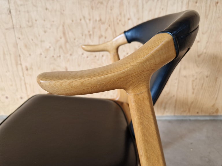 8 Scandinavian Cow Horn Chairs in Light Oak and Black Leather ...
