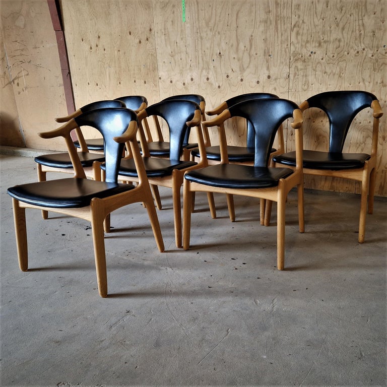 8 Scandinavian Cow Horn Chairs in Light Oak and Black Leather ...
