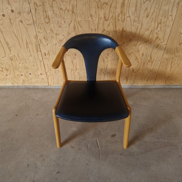 8 Scandinavian Cow Horn Chairs in Light Oak and Black Leather ...