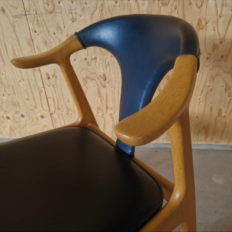 8 Scandinavian Cow Horn Chairs in Light Oak and Black Leather ...