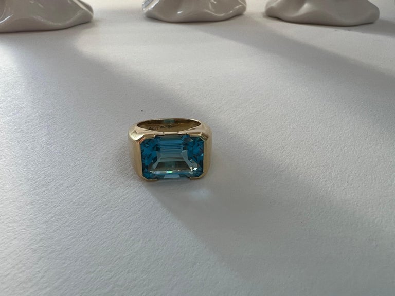 8ct Swiss Blue Topaz Bezel Set Ring, 14k Yellow Gold For Sale at 1stDibs