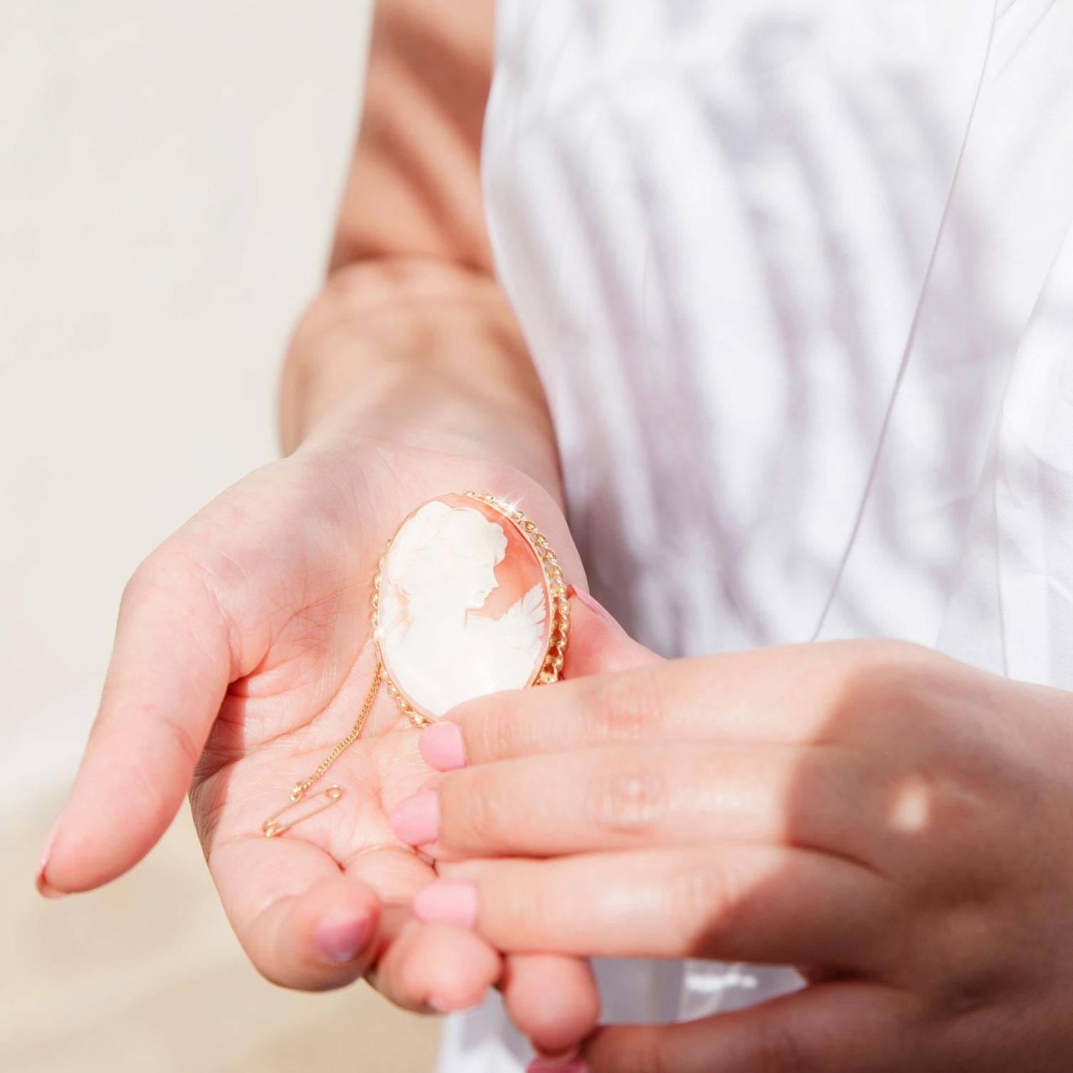 9 Carat Yellow Gold Conch Shell Oval Cameo Victorian Brooch For Sale at ...
