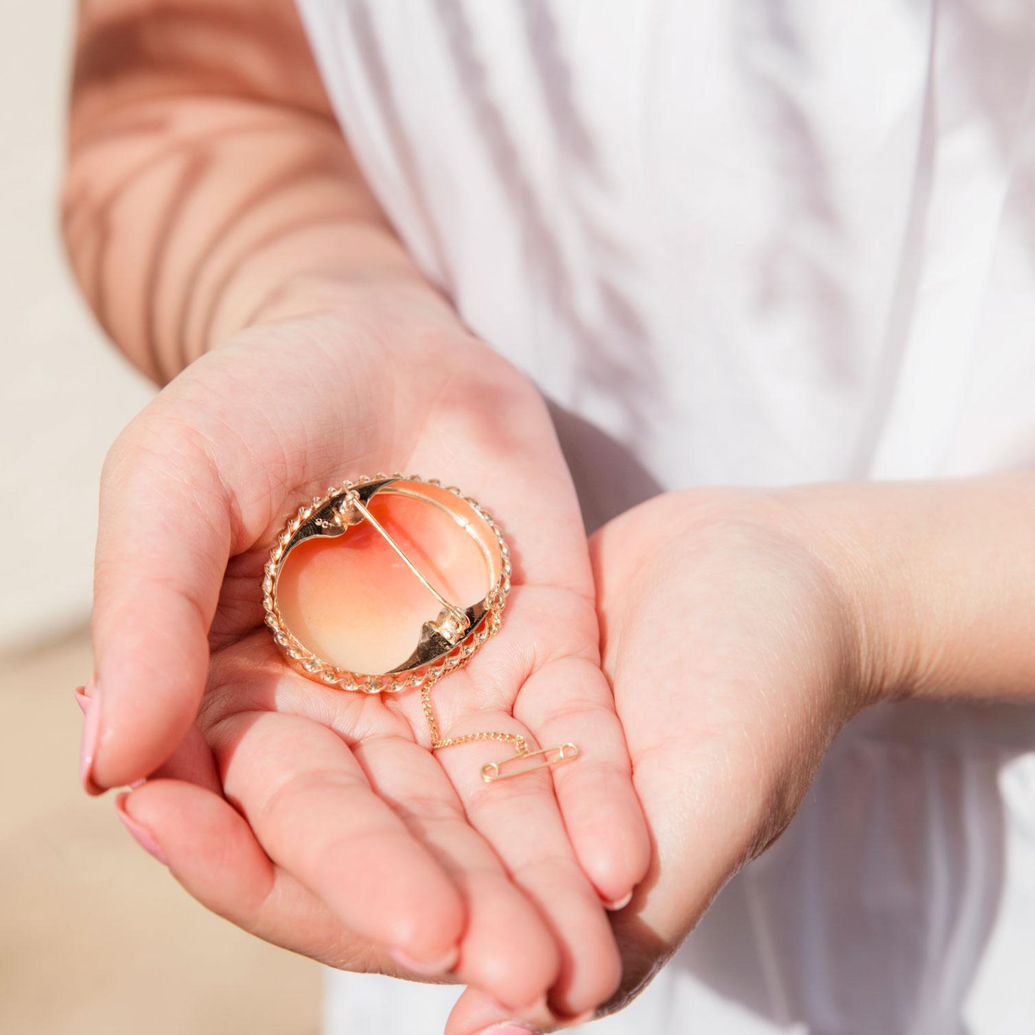 9 Carat Yellow Gold Conch Shell Oval Cameo Victorian Brooch For Sale at ...