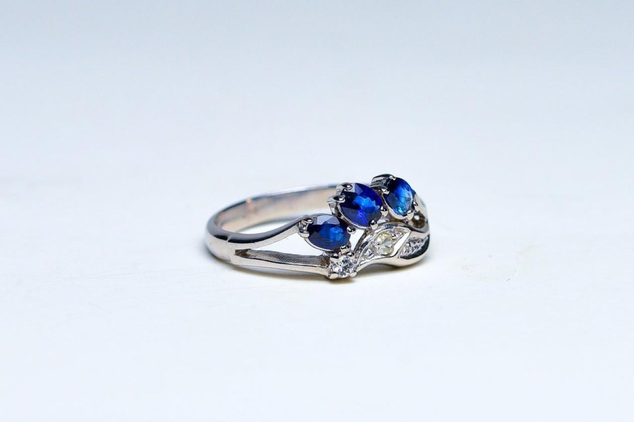 .90CTW Oval blue sapphire Platinum Silver Ring For Sale at 1stDibs