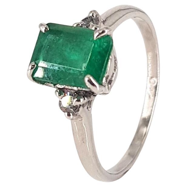 9ct White Gold Emerald Ring For Sale at 1stDibs