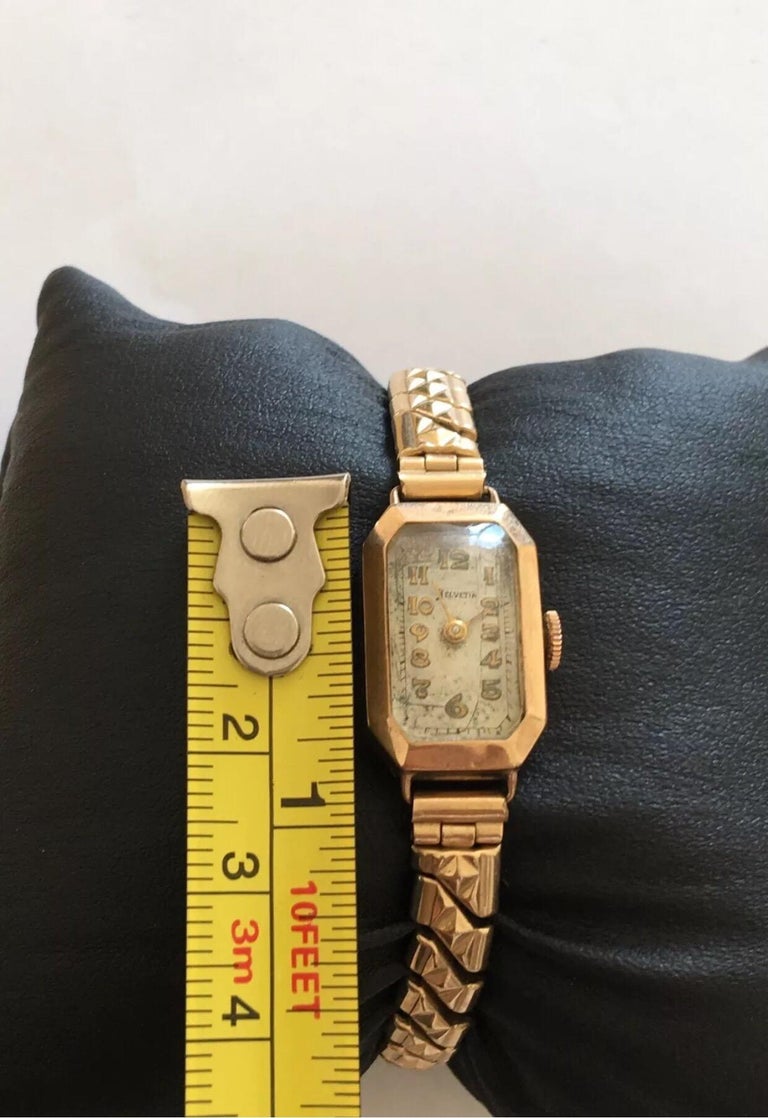 9 Karat Gold 1930s Vintage Helvetia Ladies Wristwatch For Sale at 1stDibs