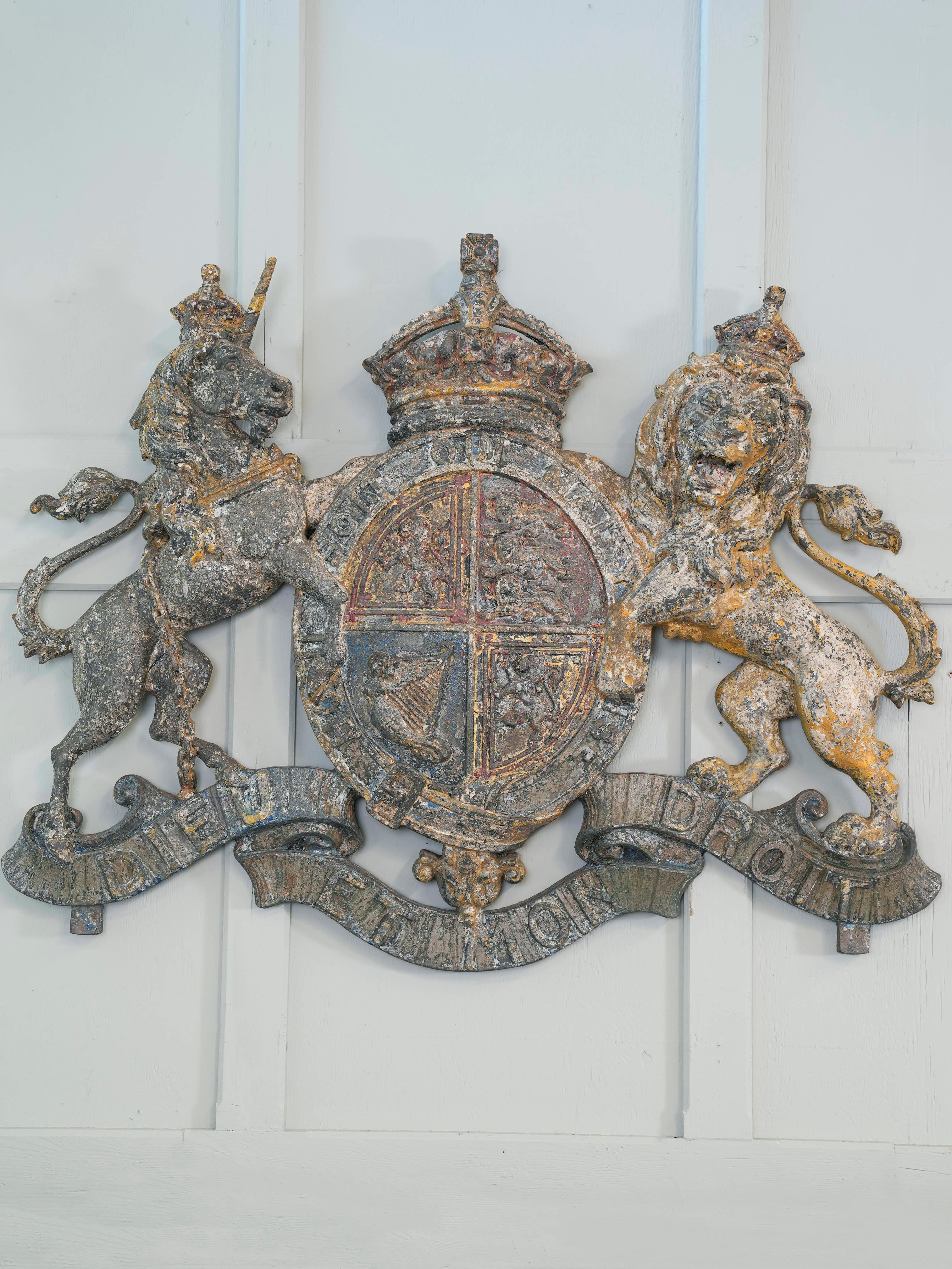 Stemma reale in ghisa del XIX secolo in vendita su 1stDibs