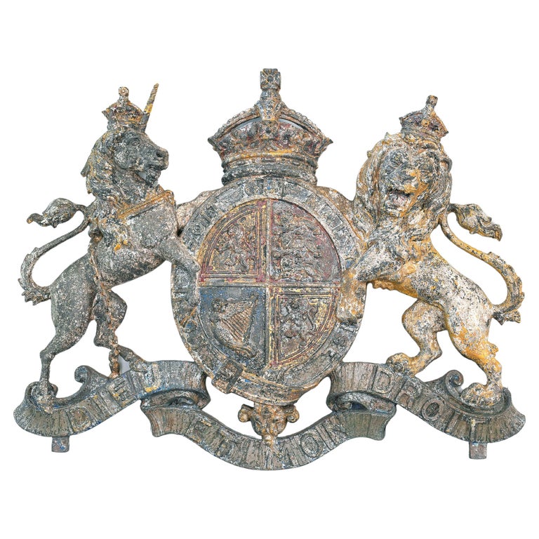 Armoiries royales en fonte du XIXe siècle En vente sur 1stDibs