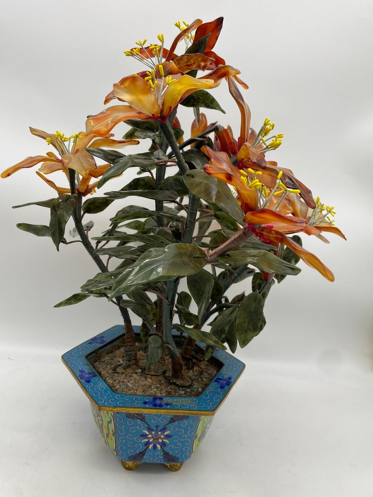 Arbre chinois ancien en pierre dure dans un pot cloisonné sur 1stDibs