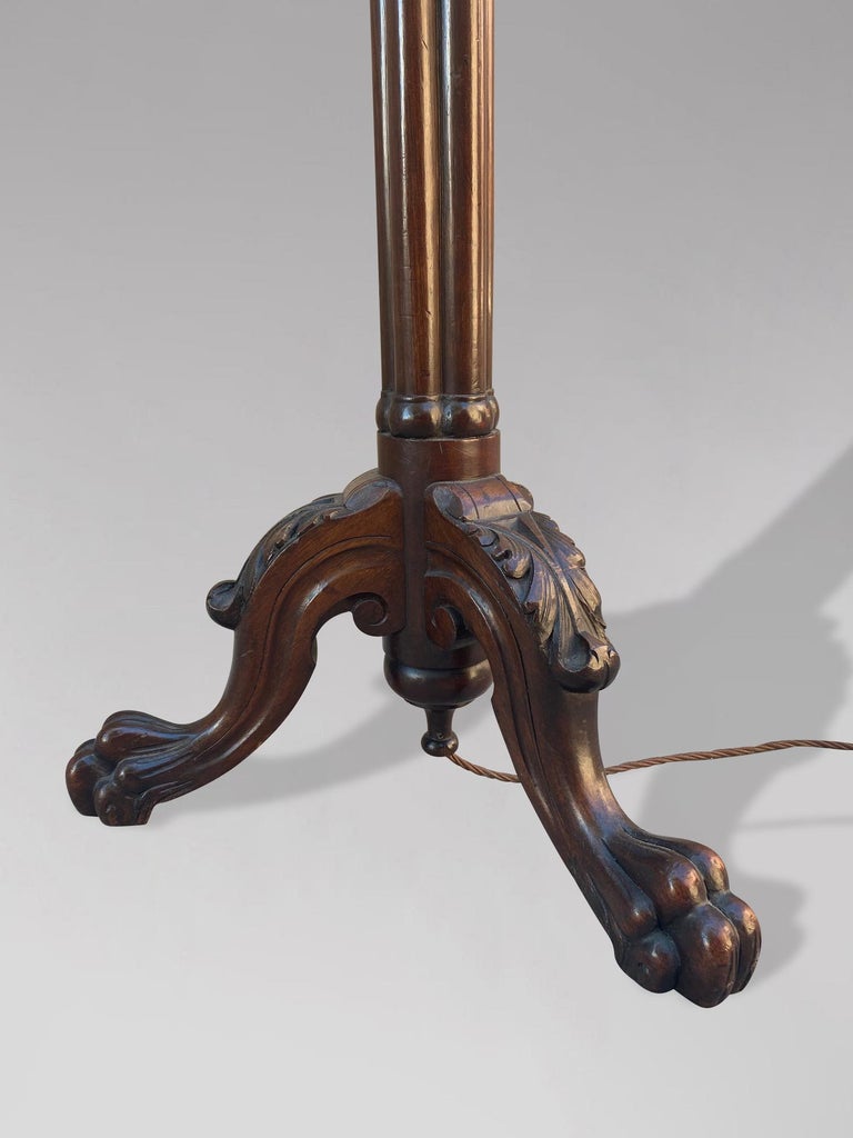Magnifique lampe à pied ou lampe d'appoint en acajou sculpté d'époque ...