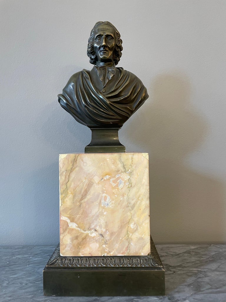 Un buste classique en bronze sur socle en marbre En vente sur 1stDibs