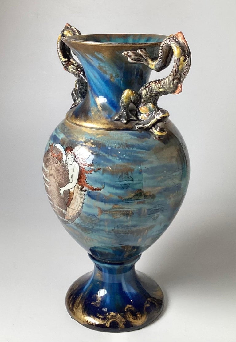 Grand vase continental peint à la main avec poignée en forme de dragon ...
