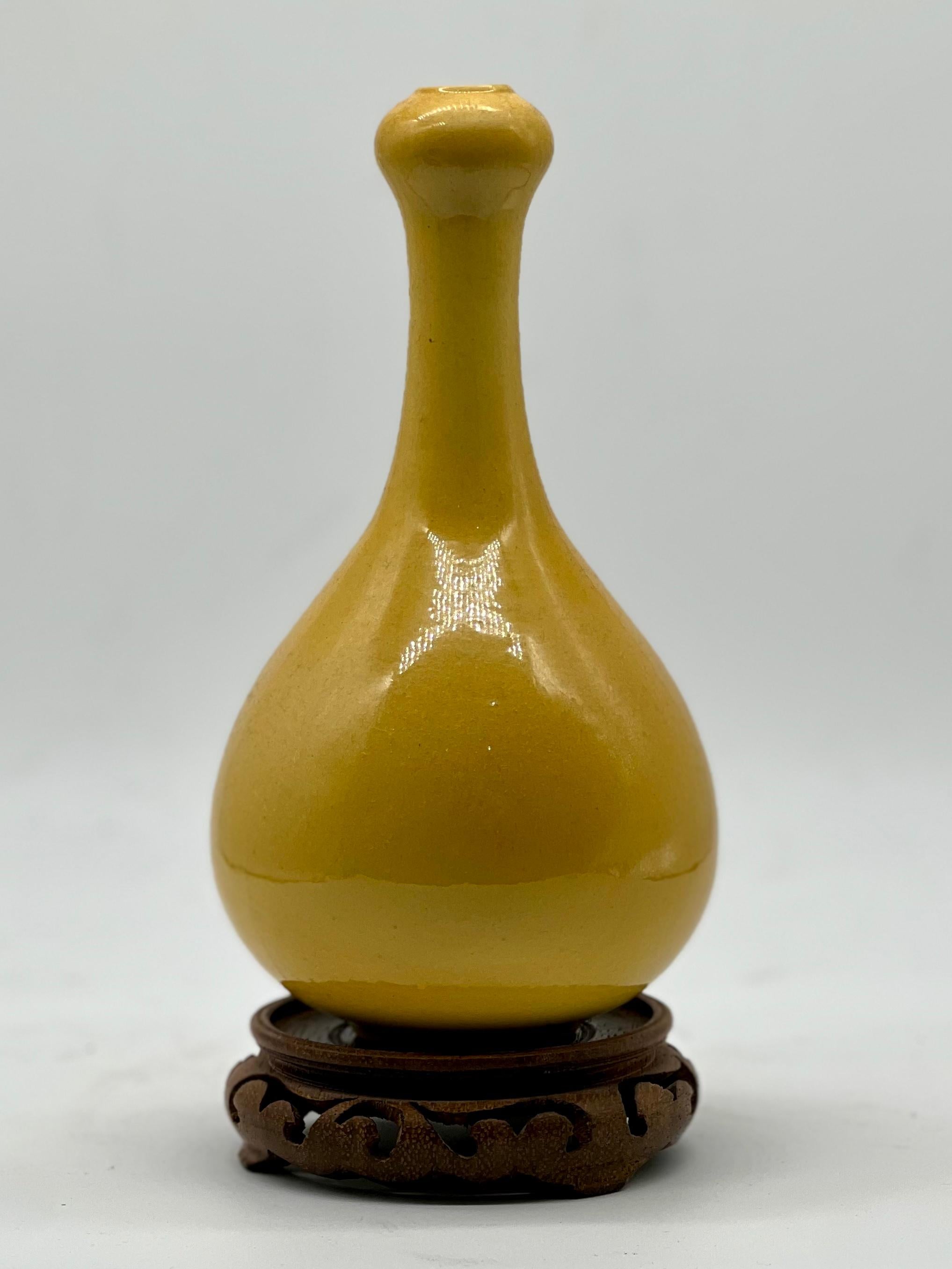 Exquisite Chinese Yellow Monochrome Vase, 19th Century at 1stDibs