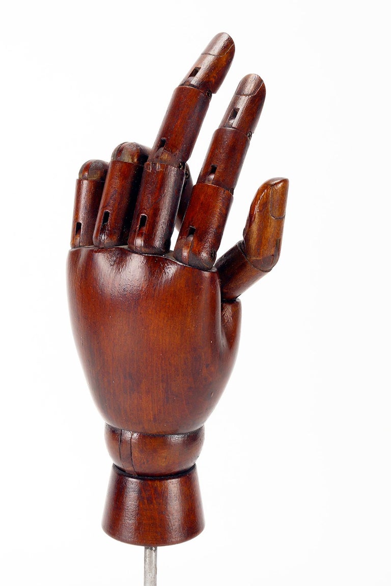 Groupe de six exemples de mains de Dummie articulées en bois, Italie ...