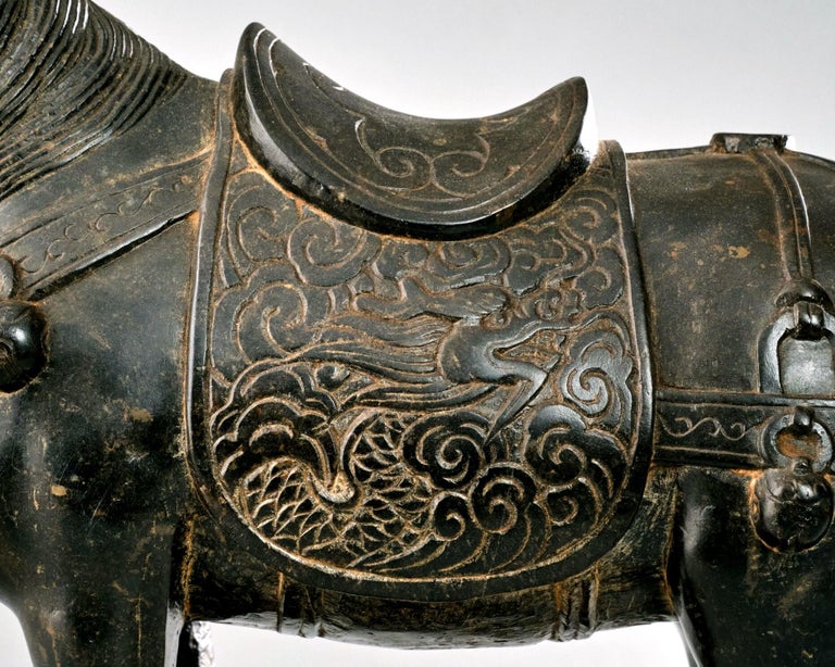 Grand cheval chinois de style Sui ou Tang en bronze finement moulé, fin ...