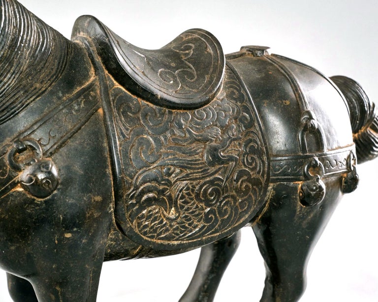 Grand cheval chinois de style Sui ou Tang en bronze finement moulé, fin ...