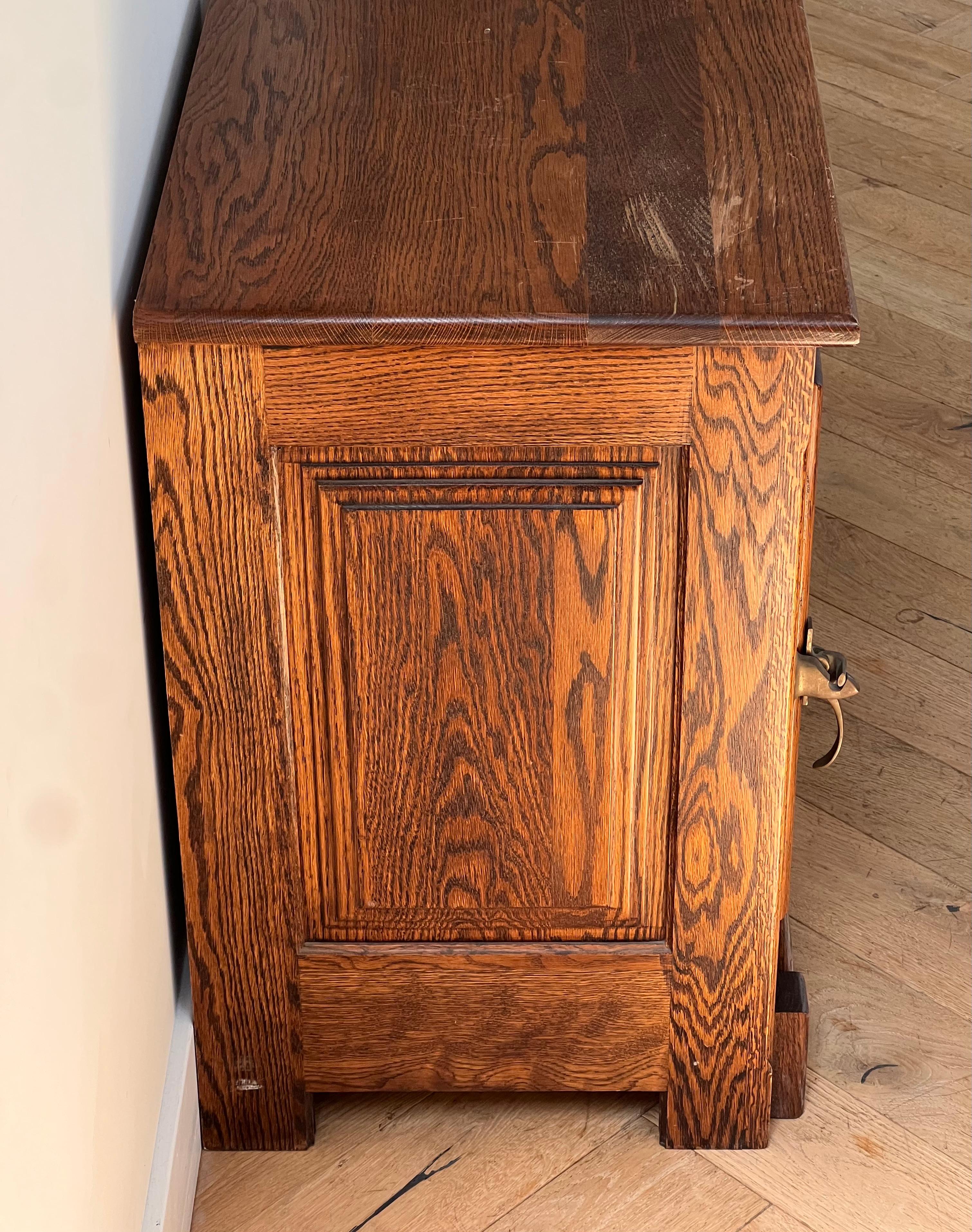 A pair of antique craftsman nightstands in oak, circa 1900 For Sale at ...