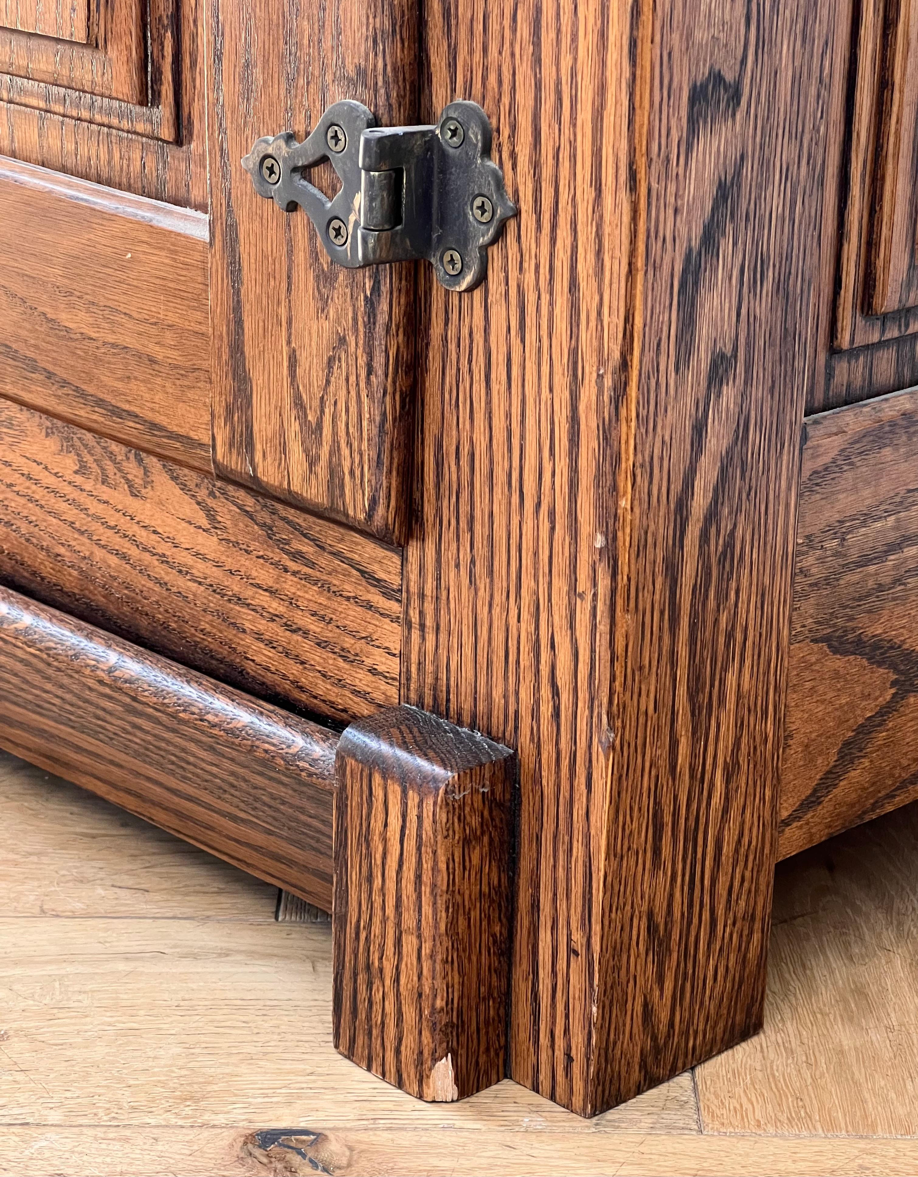 A pair of antique craftsman nightstands in oak, circa 1900 For Sale at ...