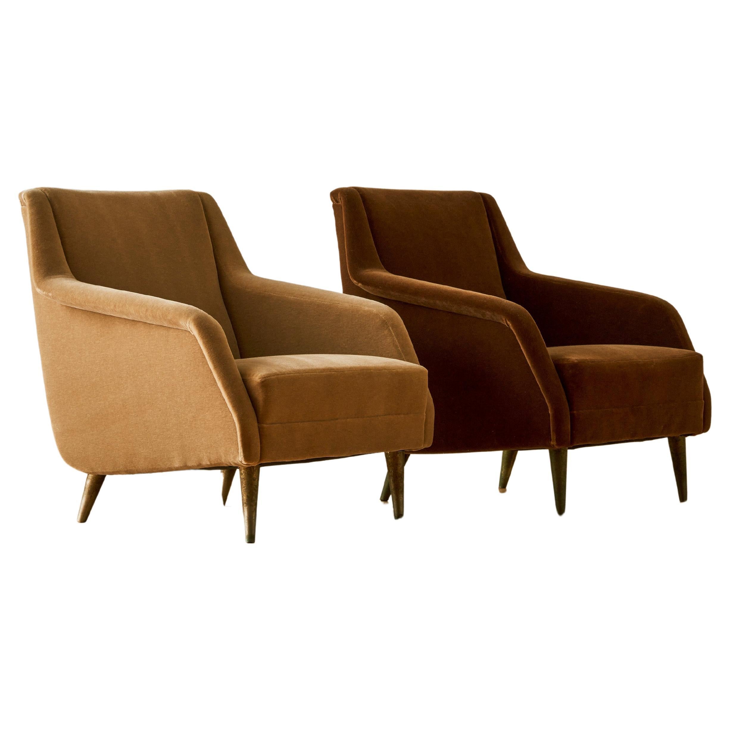 A pair of lounge chairs in the manner of Carlo De Carli For Sale at 1stDibs