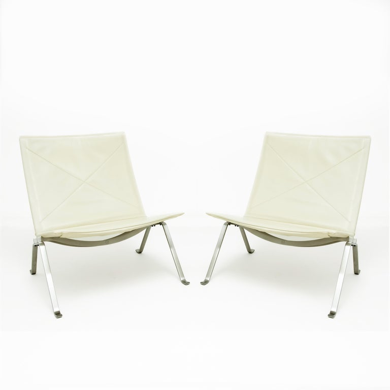 Pair of Poul Kjaerholm PK22 Lounge Chairs in Cream Leather for Fritz Hansen at 1stDibs