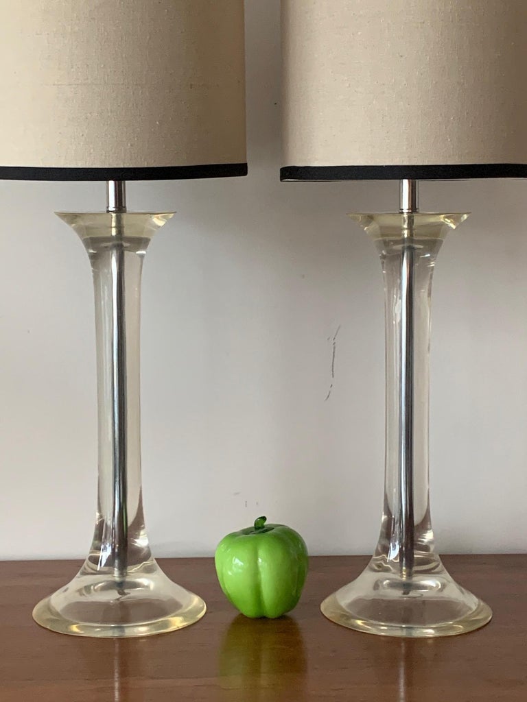 Pair of Vintage Lucite Lamps For Sale at 1stDibs