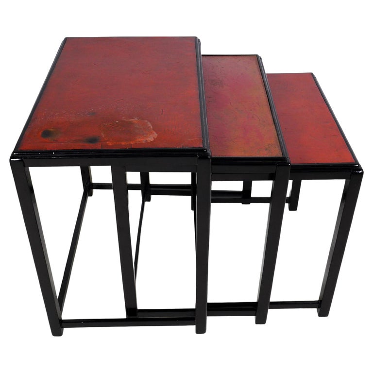 Un ensemble de 3 tables d'appoint gigognes avec plateau en laque rouge ...