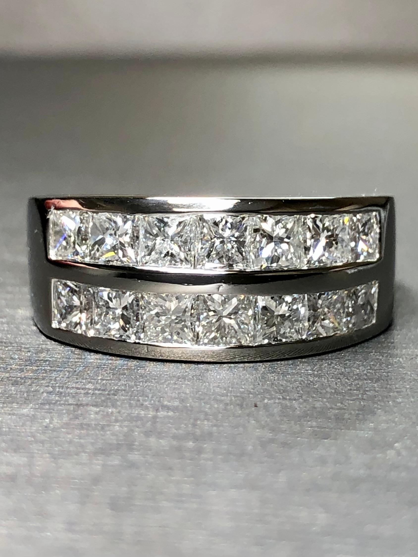 A simple band, but due to the size of the stones, it explodes with life ...