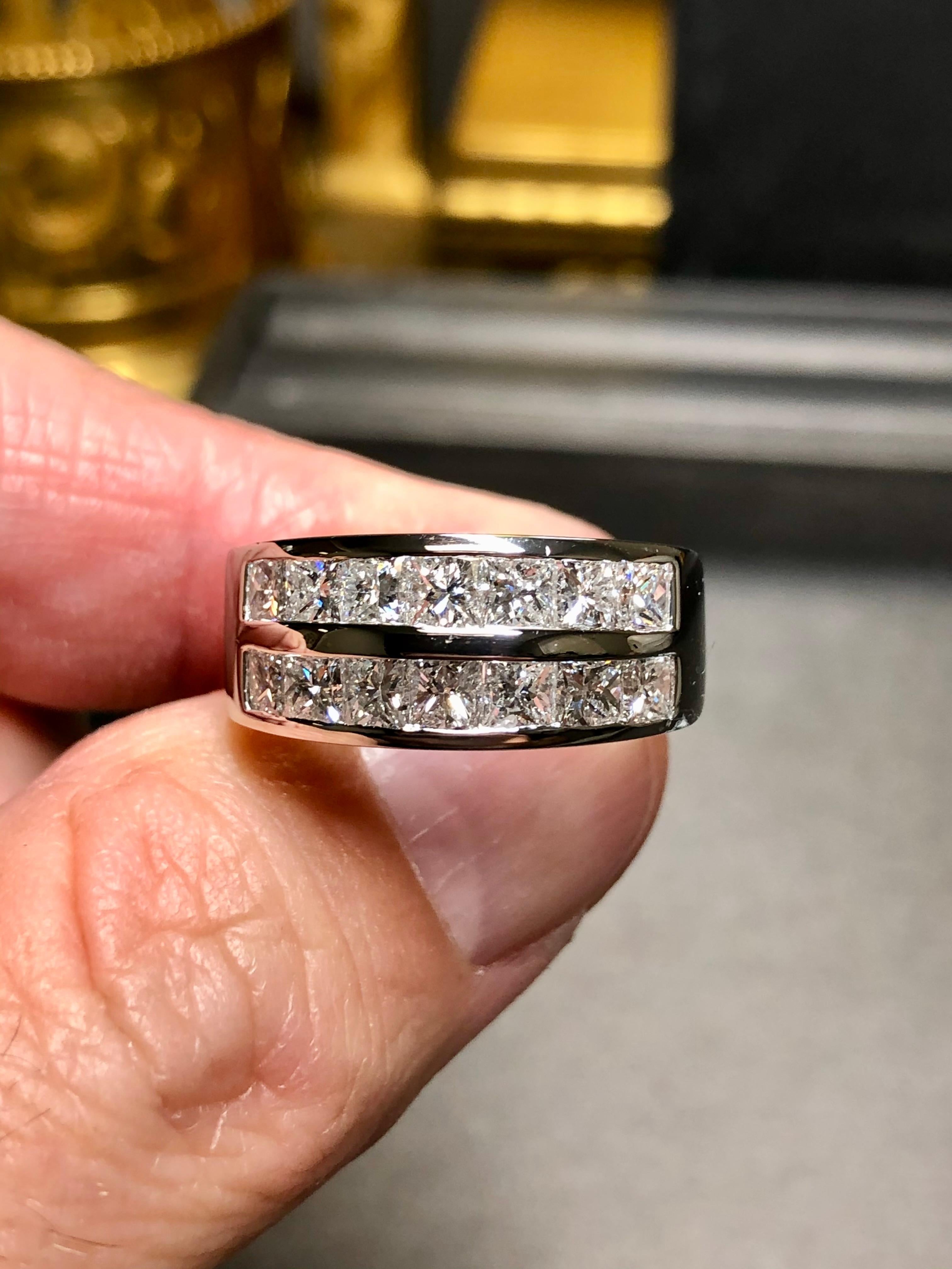 A simple band, but due to the size of the stones, it explodes with life ...